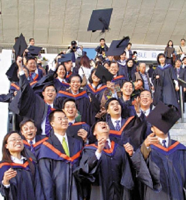 ﻿香港八大非本地生学额上限拟增至四成
